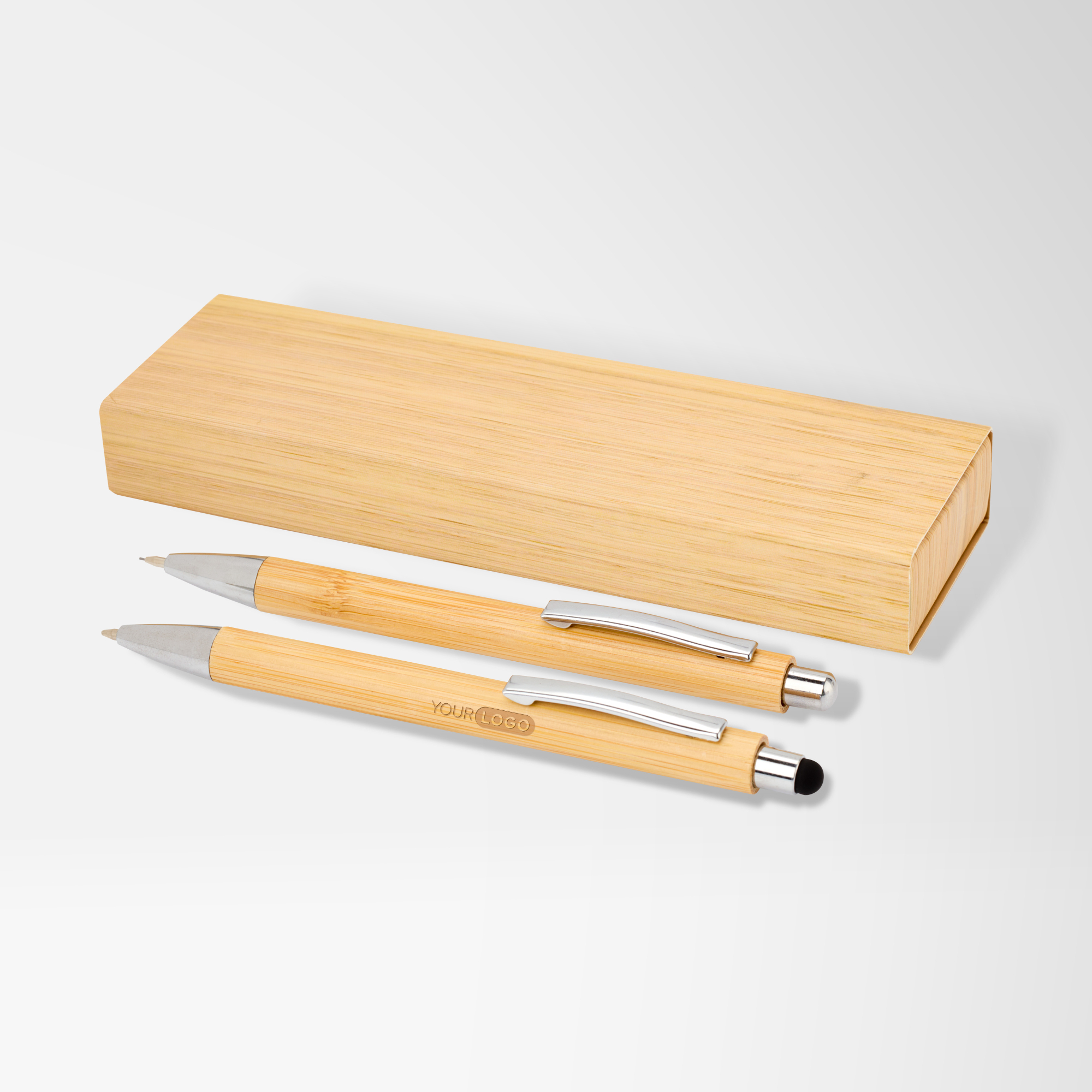 Oblys pennset av bambu med gravyr med logo | Pens.com